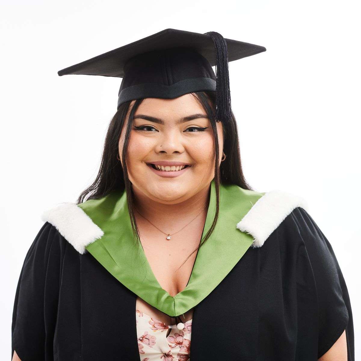 Edinburgh University Bachelors Graduation Set (Hire) – Churchill Gowns